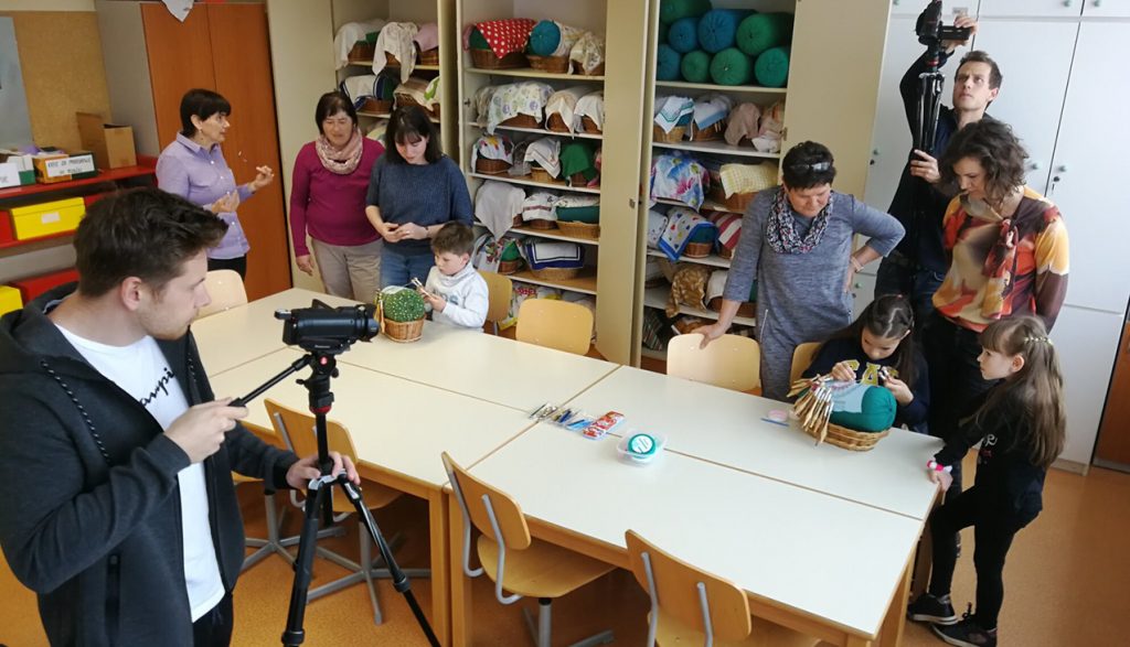 Prvi film o klekljanju na Črnovrškem - Urad RS za mladino - mlad.si